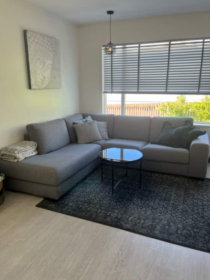 Spacious And Tidy 3-bedroom Apartment With A Patio - Islandia