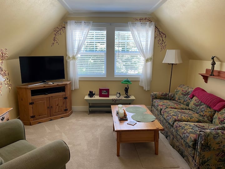 Country Cottage Apartment - Ups- Entire 2nd Floor - Gig Harbor, WA