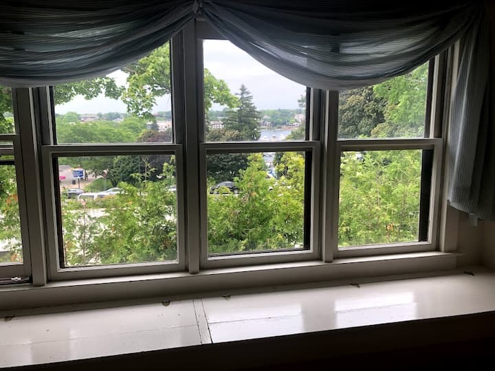 Best Downtown Cottage Rental In Charlevoix! - Charlevoix, MI