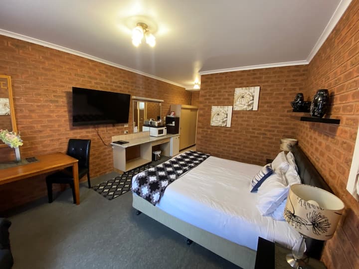Deluxe King Room At Central Yarrawonga Motor Inn - Mulwala