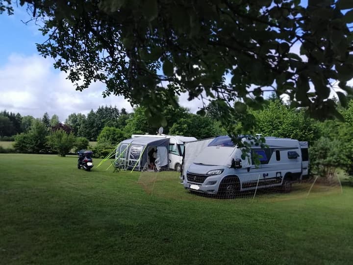 Agréable Place De Camping Sur Notre Domaine - Bort-les-Orgues