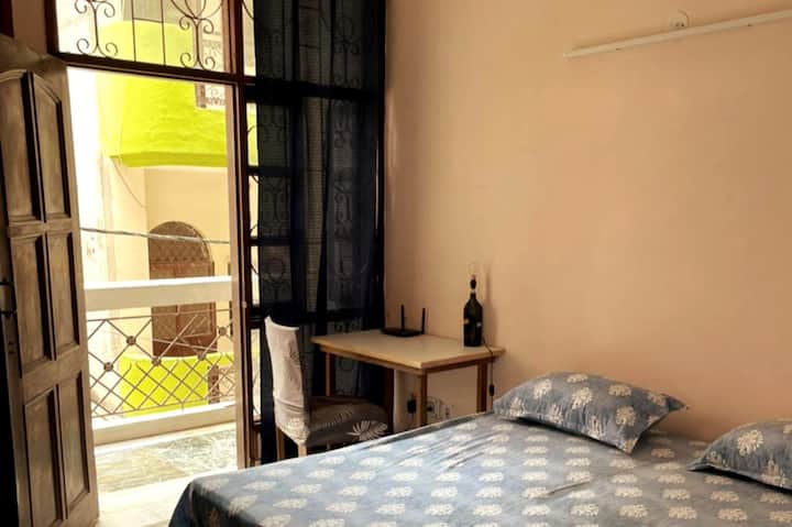 1 Bedroom Hall Kitchen Apartment South Delhi Ac - New Delhi