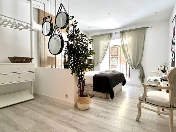 Madrid Center. Art & Meninas. Mundo Velázquez. -