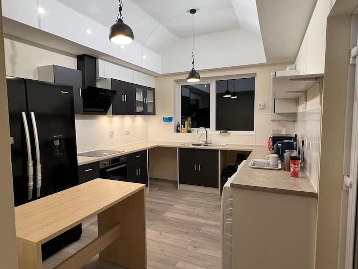1 Ensuite Bedroom In A Bed & Breakfast Homestay - Milford Haven