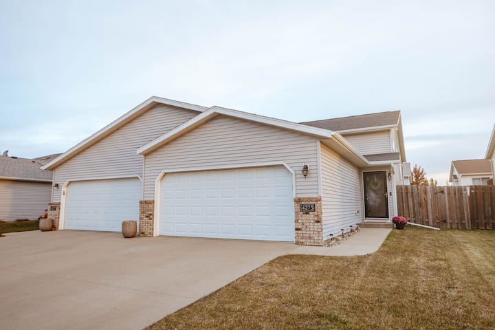 3br Fenced Yard I King, Pack 'N Play, 75" Tv - Fargo, ND
