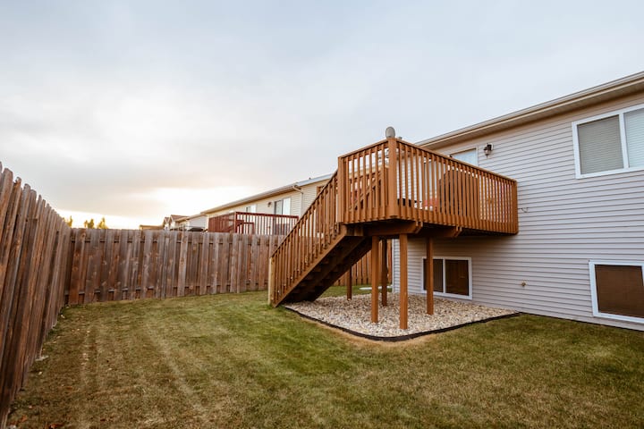 Fenced Yard I King I Grill I Pack 'N Play I 75" Tv - Red River Zoo, Fargo