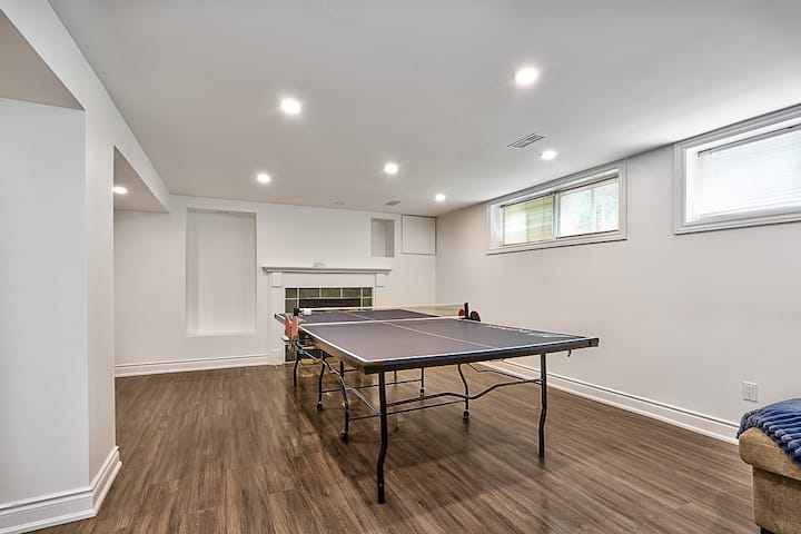 Bungalow-3 Car Parking-big Backyard-bbq-ping Pong - Burlington