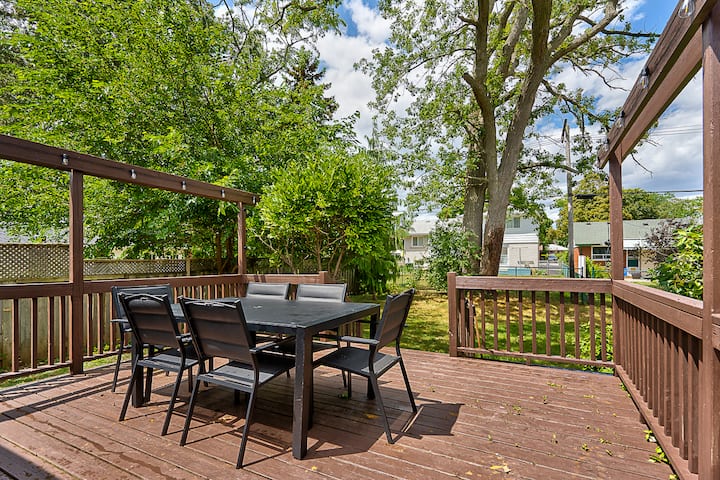 Bungalow-3 Car Parking-big Backyard-bbq-ping Pong - Oakville