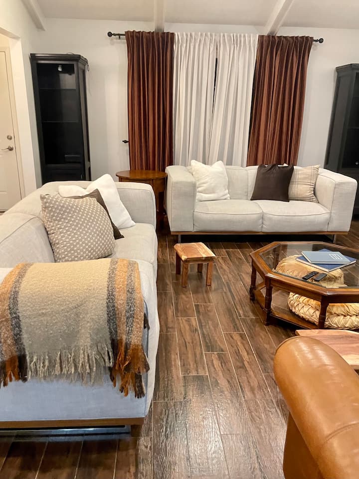 Central Mcallen Master Br W/ Private Bath & Pool - McAllen, TX