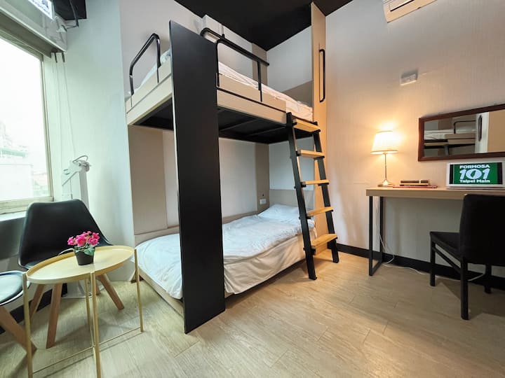 Private Room With 4 Single Beds, Shared Bathrooms - 板橋區