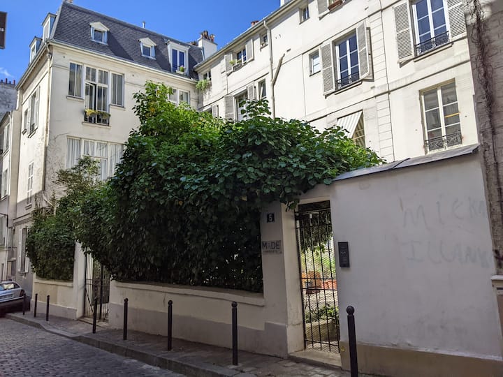 Entre Montmartre Et Le Moulin Rouge - Paris
