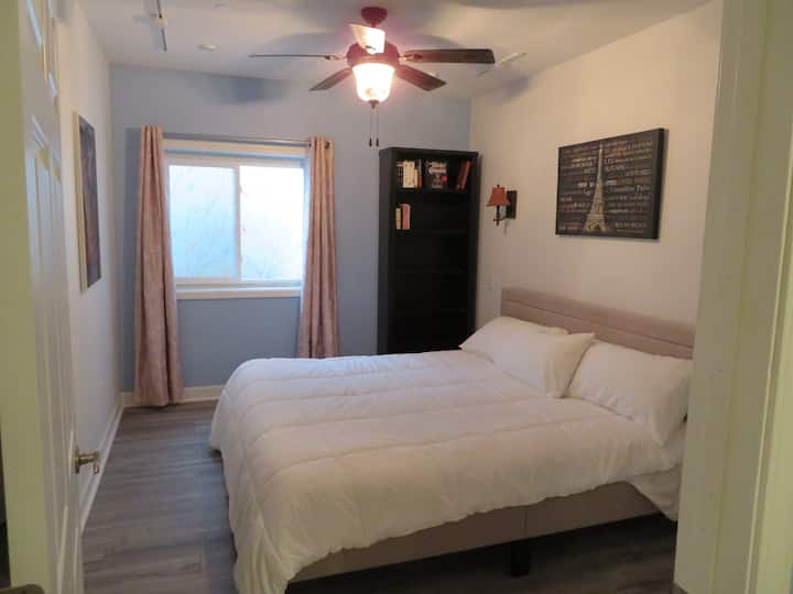 Lionheart Suite ~ Beautiful 1 Bedroom Apartment - Springfield, IL