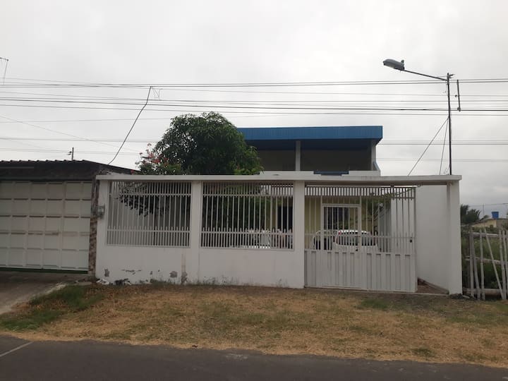 Casa En La Playa Crucita, Con Parqueo Seguro. - Crucita