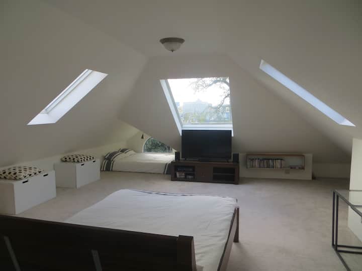 Lovely One Bedroom Loft With A Fireplace & A Deck - Seattle, WA