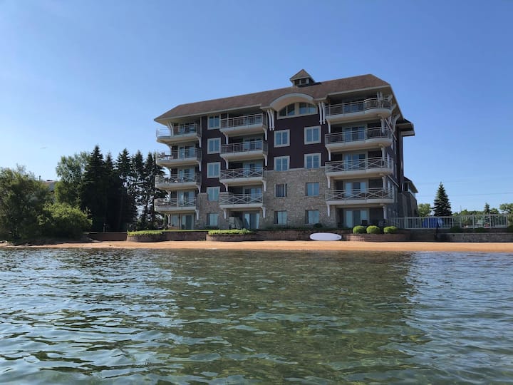 Lovely 2-bedroom Suite With Lots Of Amenities - Traverse City, MI