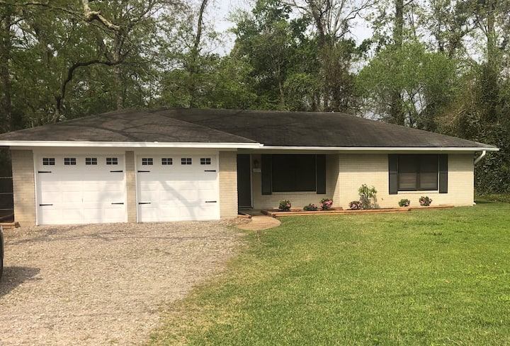 Stylish, Centrally Located 2-bedroom Cottage - Beaumont, TX