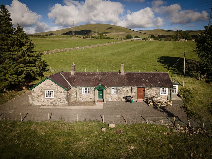 Traditional Three Bedroom Cottage With Log-burner - Anglesey