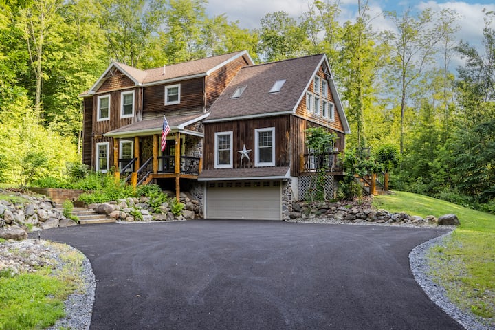 Luxury Adirondack Escape Near Lake George Village! - Lake George, NY