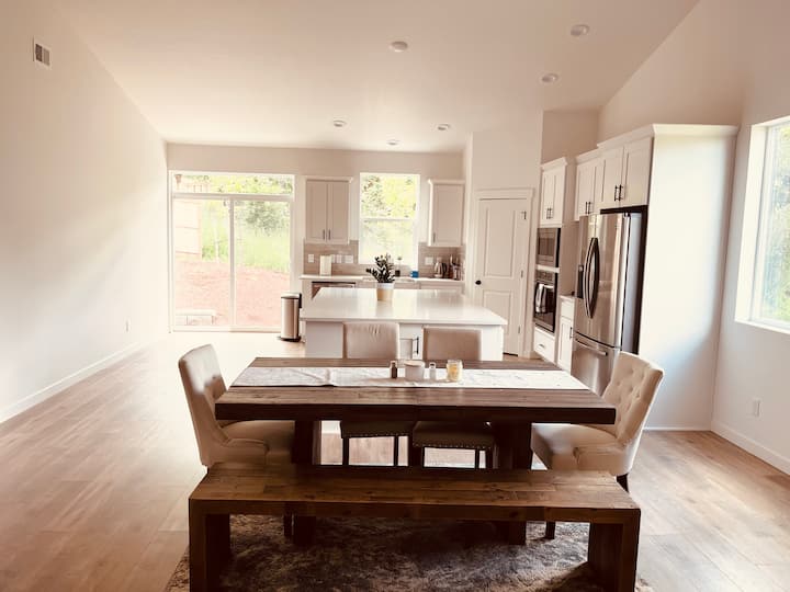 Cheerful & Spacious Home In Eugene. - ユージーン, OR