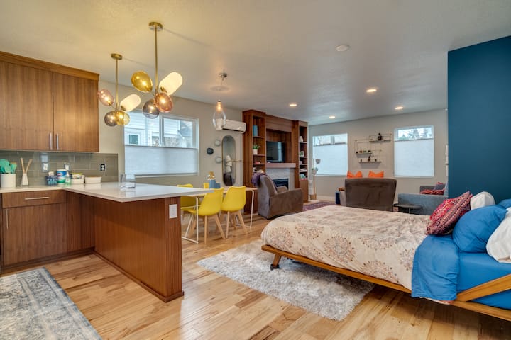 Restaurant Row! Vibrant Lauralhurst Studio - Portland, OR