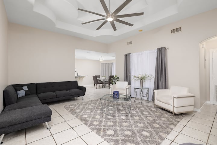 Cheerful 3 Bed Home With Plenty Of Parking Space - Mission, TX
