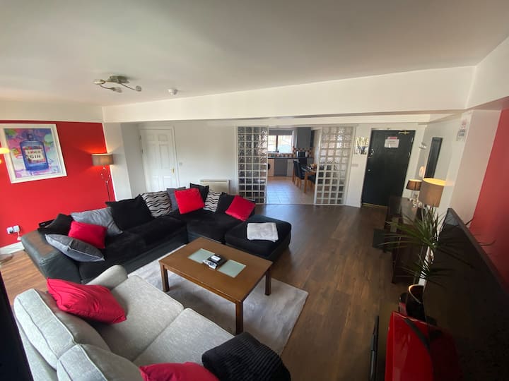 Stunning 2 Bed Town Centre Penthouse Apartment. - Westport