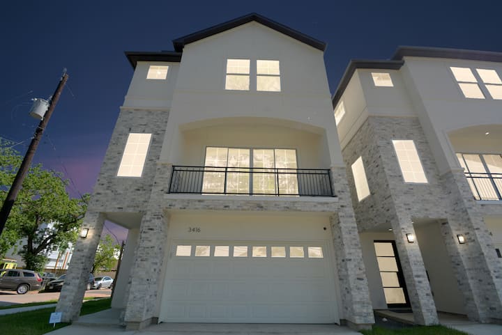 * Newly Built * 5 Min To Dwntown - 10 Min To Rodeo - Houston