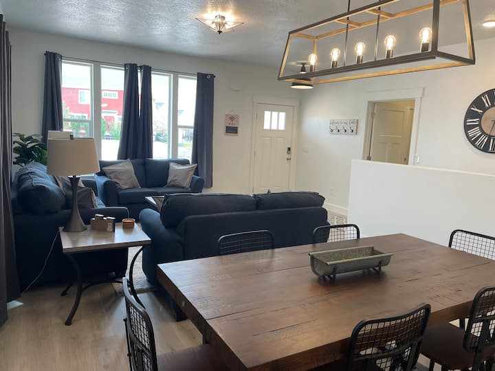 Beautiful Roomy Home In Garden City! - Garden City, UT