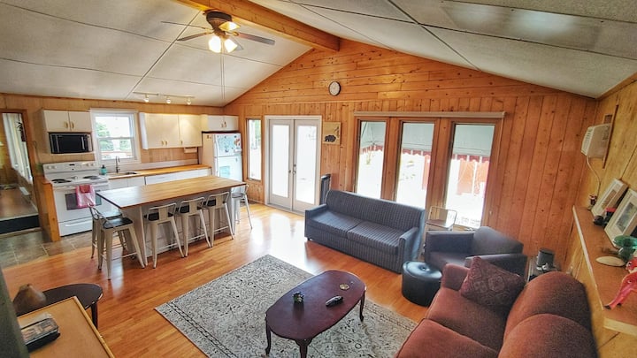 Four Season, Conveniently Located Cottage - Manitoba