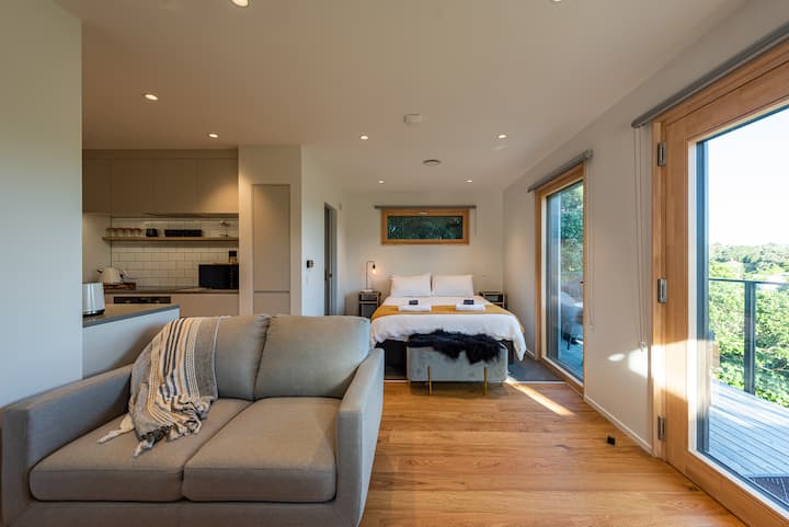 Bespoke Studio With Sun, Views And Carpark - Wellington
