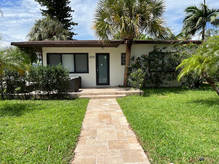 Small House Two Minutes Walk To The Beach - Pompano Beach, FL