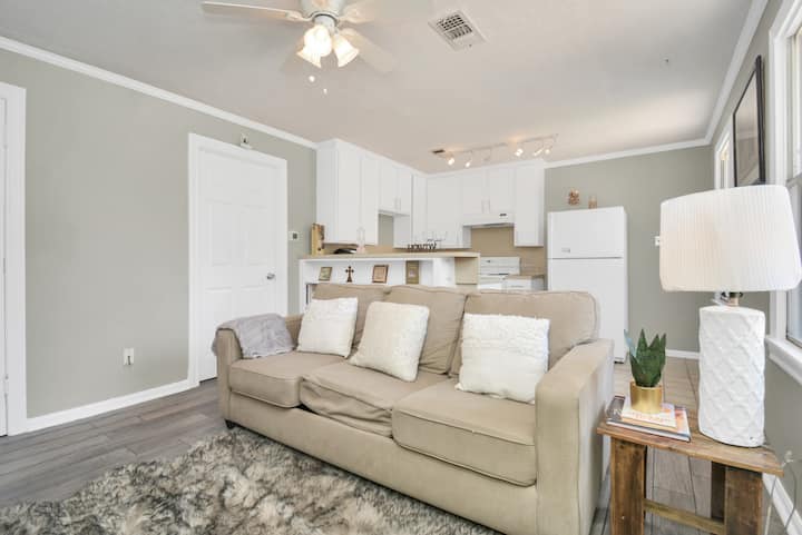 Cozy 1 Bd Montrose | Dt | Heights | River Oaks - Houston Rodeo & Livestock Parade