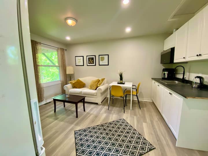 Fully Renovated Third Floor Private Suite - Aurora