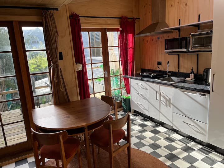 The Windsor Suite
- Stylish Inner City Studio Flat - New Plymouth