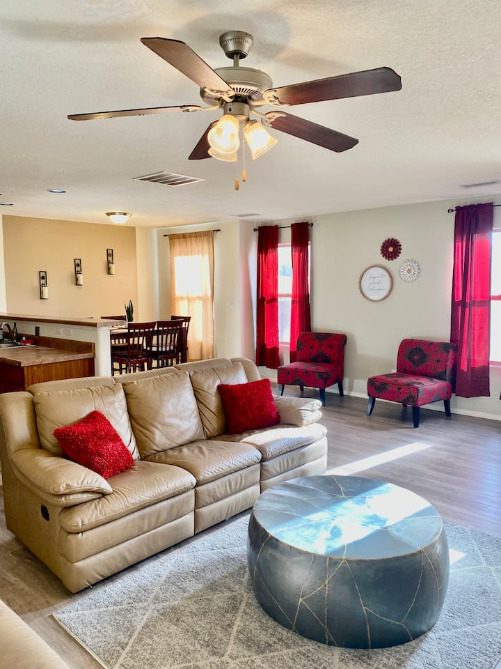 Elegant 2010 Townhouse With 2-car Garage & Grill - Albuquerque, NM