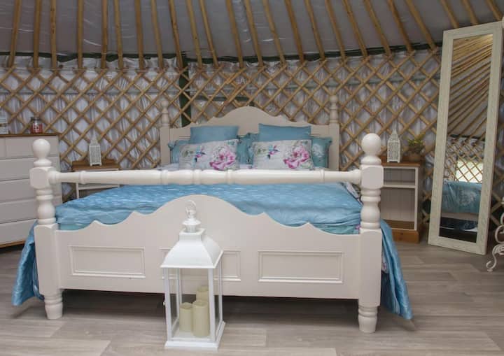 Mighty Oak@ Spire View Yurts - Chesterfield