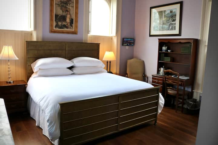 Joshua Wilton House - Room 5: The Lavender Room - Harrisonburg, VA