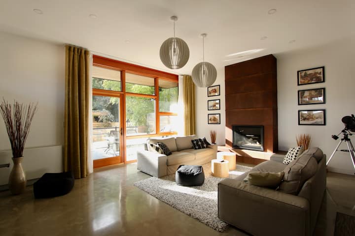 Bright Architectural Home: 4 Bedrooms W/ Office - Toronto