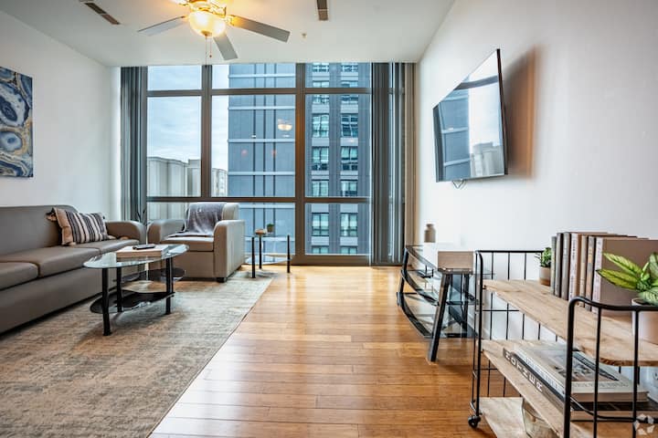 Uiuc Two Bedroom Highrise Unit On Green St! - 香檳