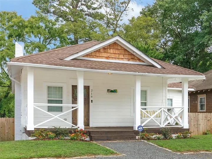 Cheerful 3 Bedroom Bungalow With Free Parking - Atlanta, GA