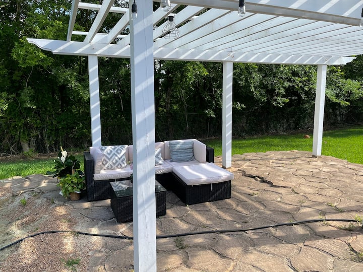 Cheerful Three Bedroom- West End Of Beaumont - Beaumont, TX
