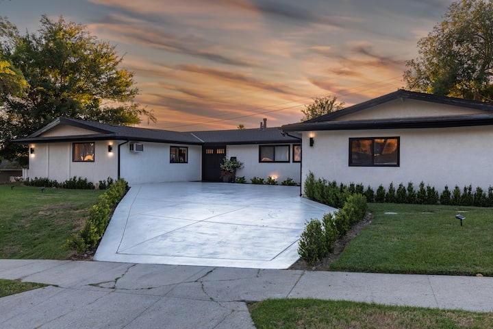 Spacious Luxury 4 Bdr, Pool, Hot Tub, Sauna, Patio - Calabasas