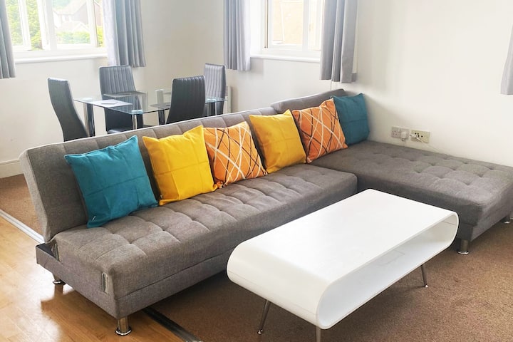 Stylish 2-bed 2-bath Apartment With Free Parking - Colchester