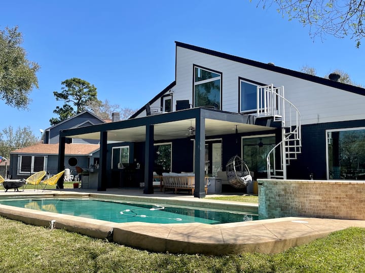 Modern Lakefront Home With Pool And Boathouse - Humble, TX