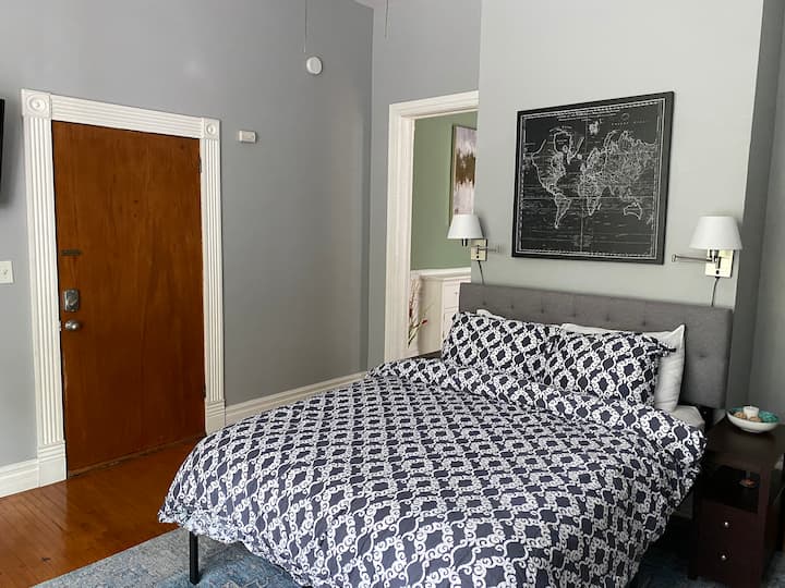 Parkview #1: Spacious Sunny Studio Near Lakes, Dt - U.S. Bank Stadium - Minneapolis