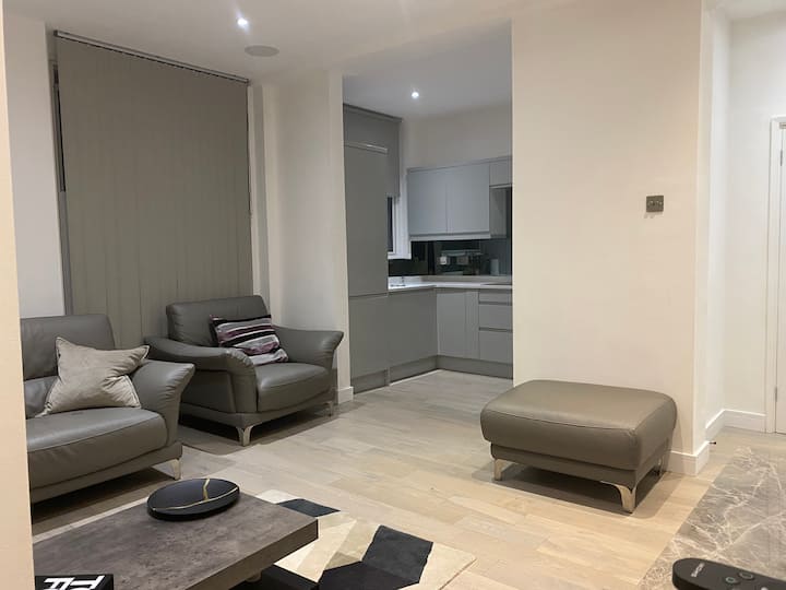Modern Spacious 3-bedroom Apartment - Camberwell - London