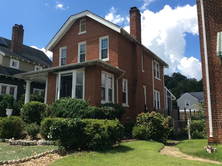 Super Host- Renovated. Sleeps 9, 2 Baths, Parking. - Hyattsville, MD
