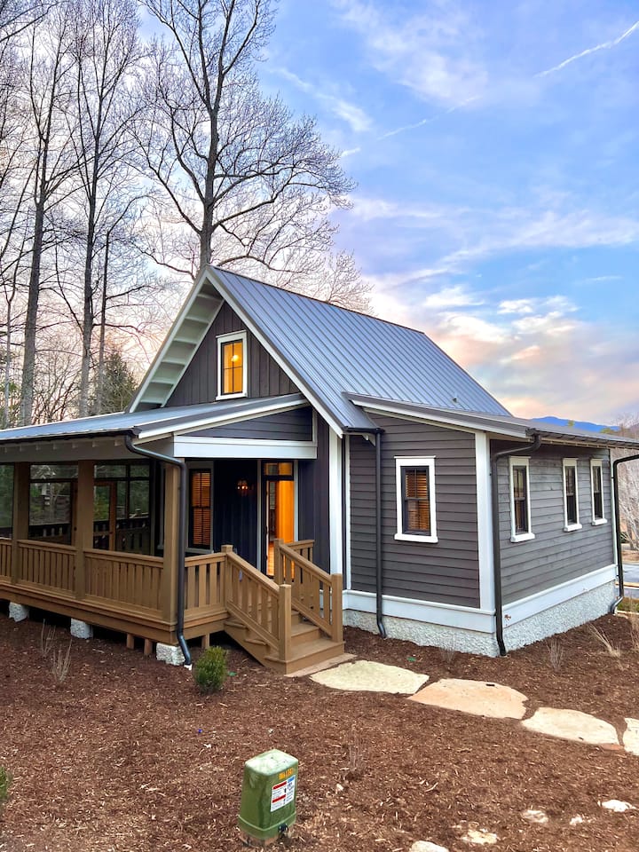 Cheshire’s Charming Corner Cottage - Dog Friendly - Black Mountain, NC