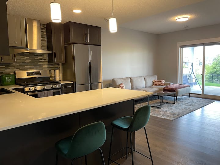 Serene & Cozy Walkout Suite With Lake Views - Edmonton