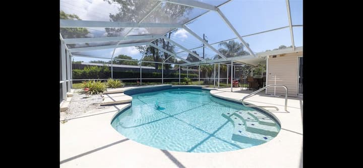 Modern Beach Vibe W Pool, Mins To Beaches/airport - St. Petersburg, FL